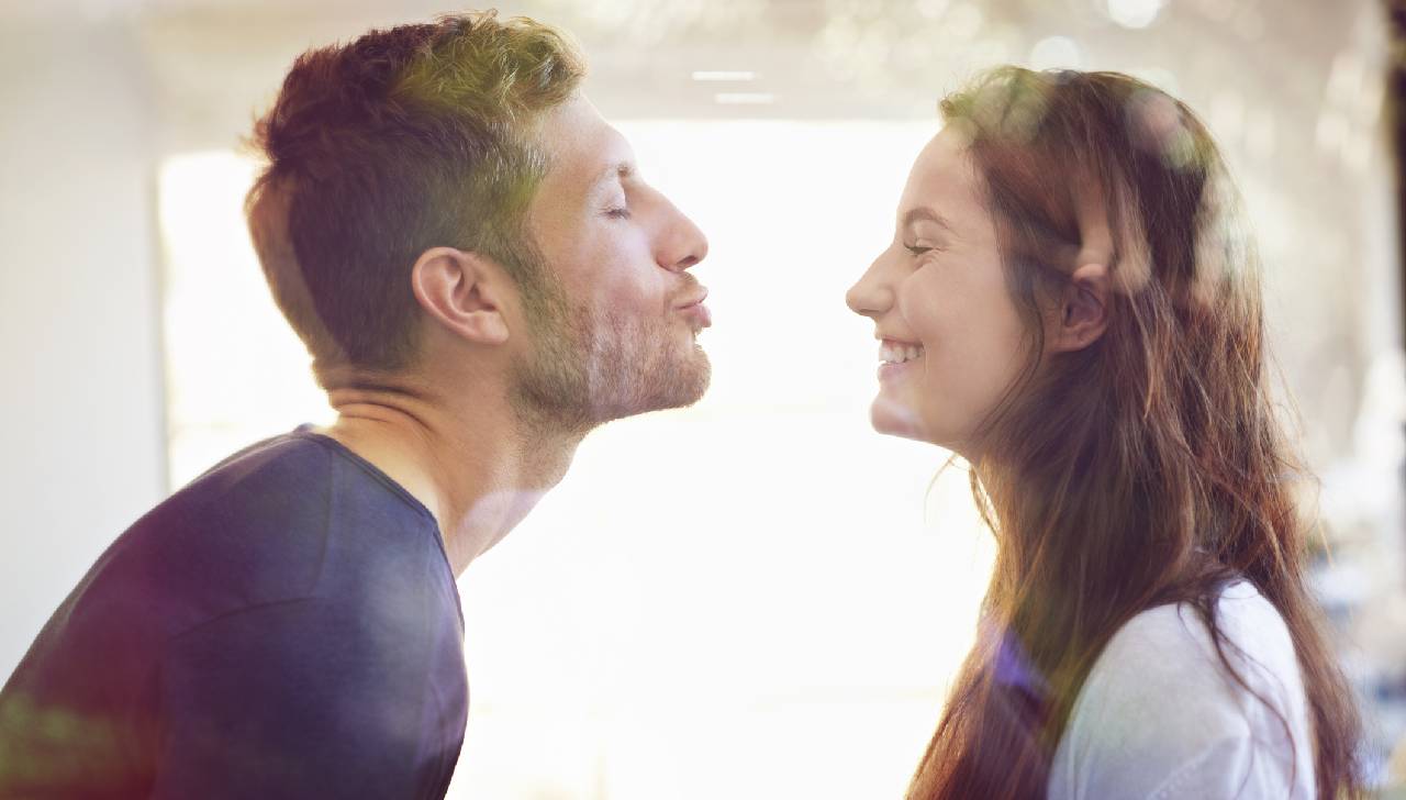 Nuevo dispositivo permite besos a distancia con tu pareja