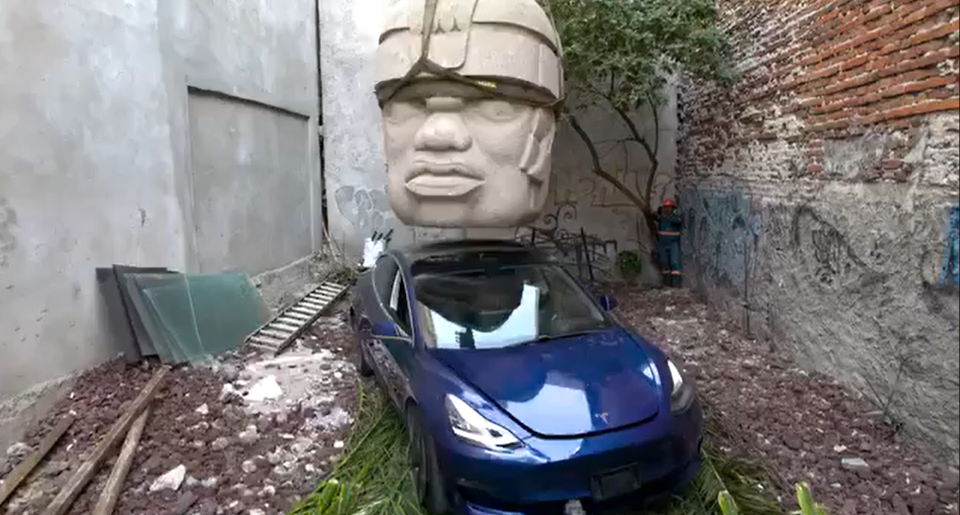 Escultura de Chavis Mármol de Cabeza Olmeca Aplastando un Tesla en CDMX