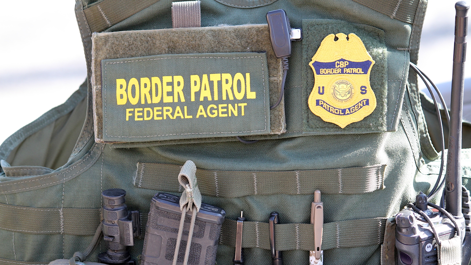 Si un agente de la CBP te detiene a ti o a un familiar, debes saber ...