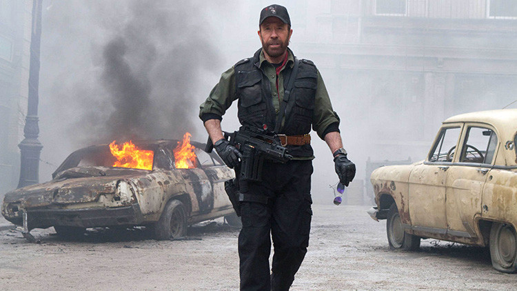 Solo Chuck Norris puede sobrevivir a dos paros cardíacos en minutos