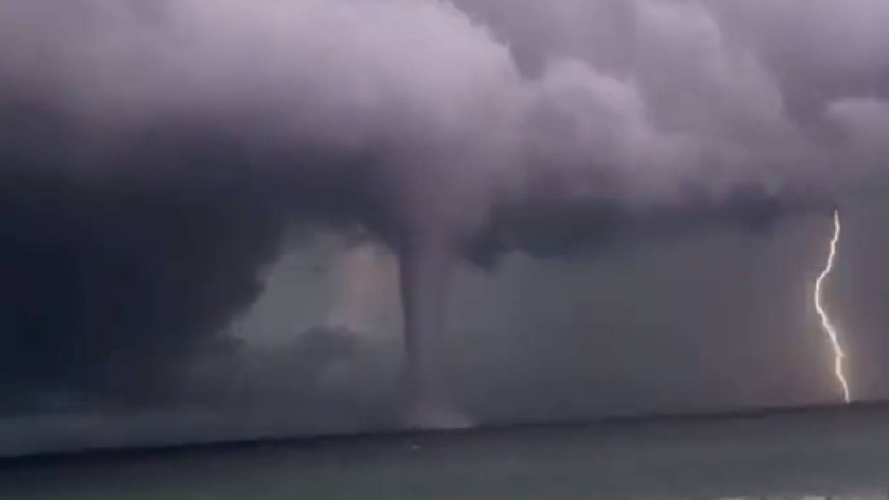 Captan tromba marina con rayos en Florida