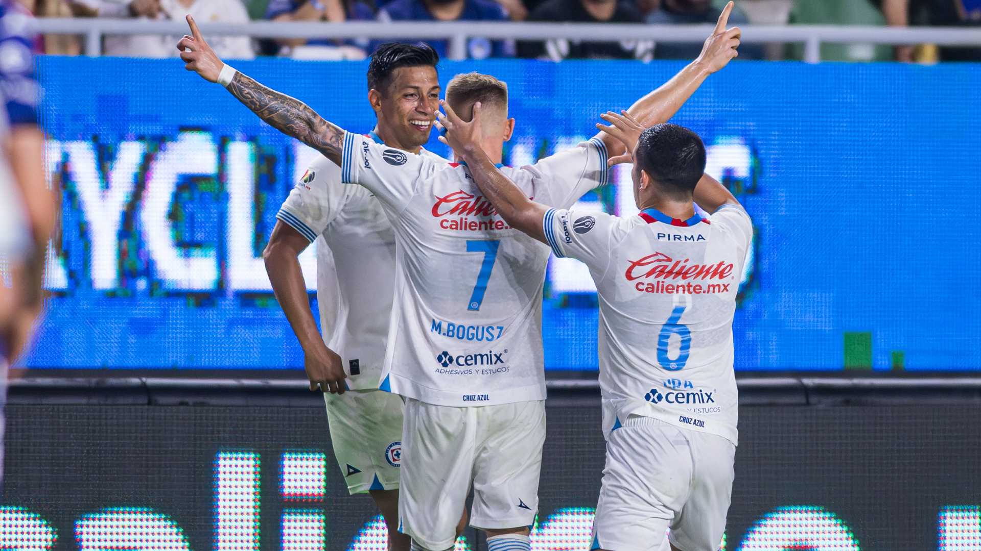 Mateusz Bogusz se estrena en Cruz Azul con un golazo ante el Mazatlán