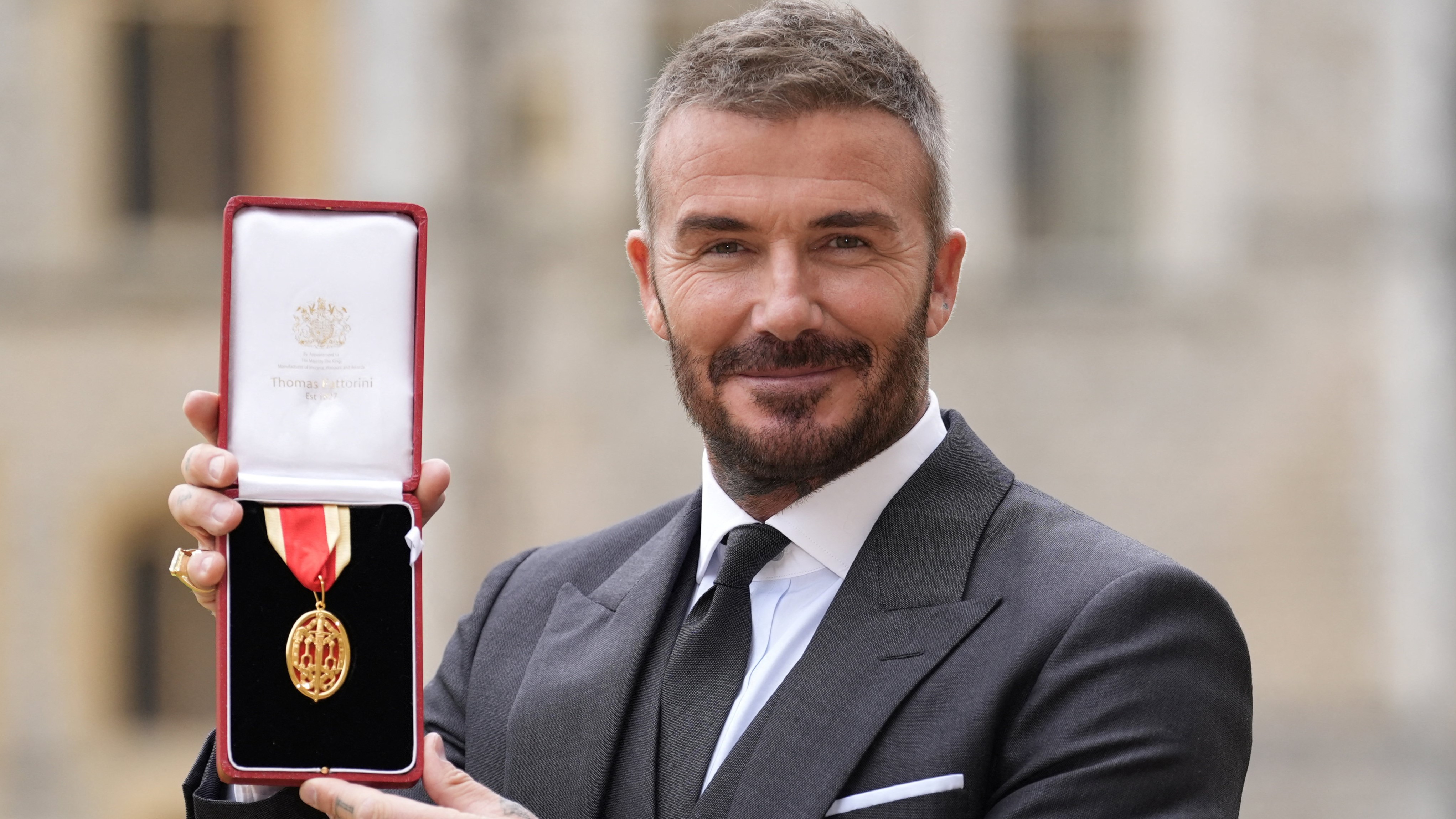 David Beckham recibe título de caballero (Sir) de manos del Rey Carlos III