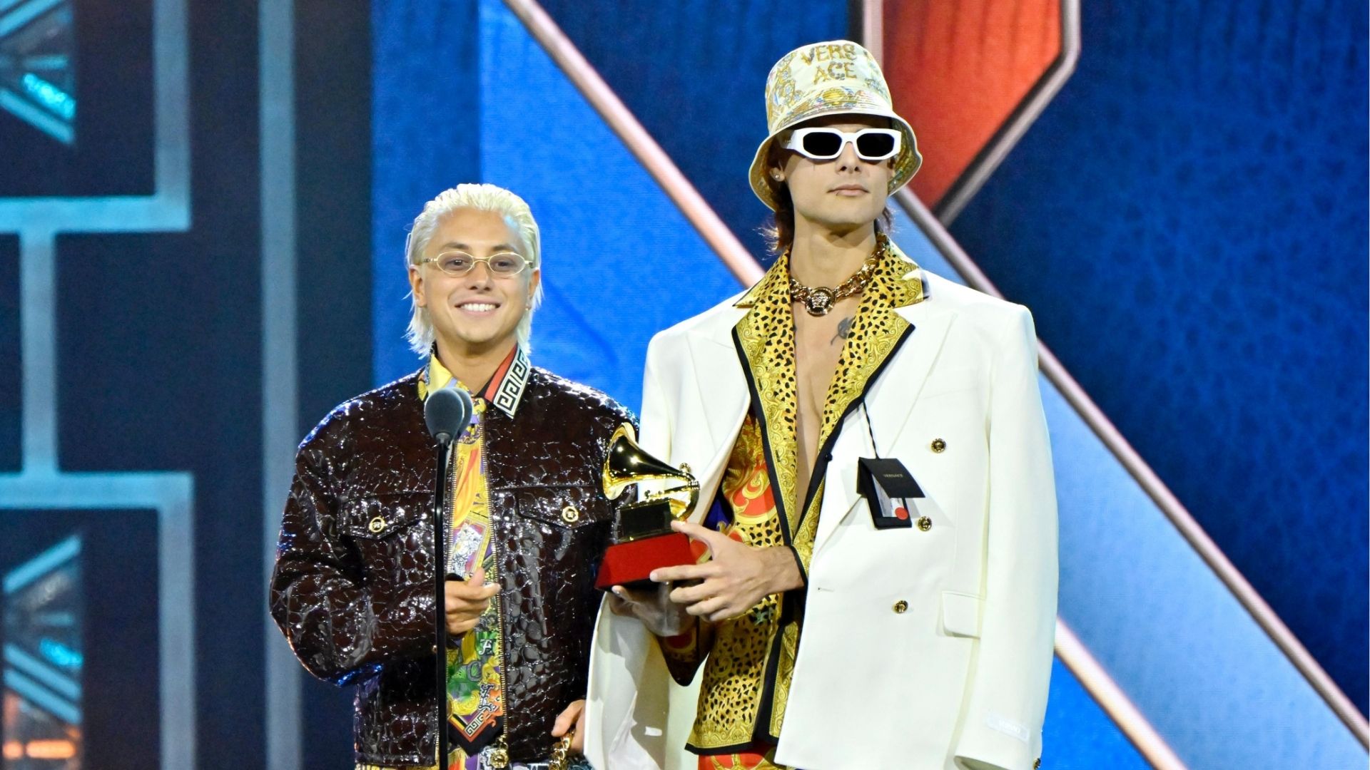 El beso de CA7RIEL y Paco Amoroso en los Latin Grammy 2025: así celebraron sus cinco premios