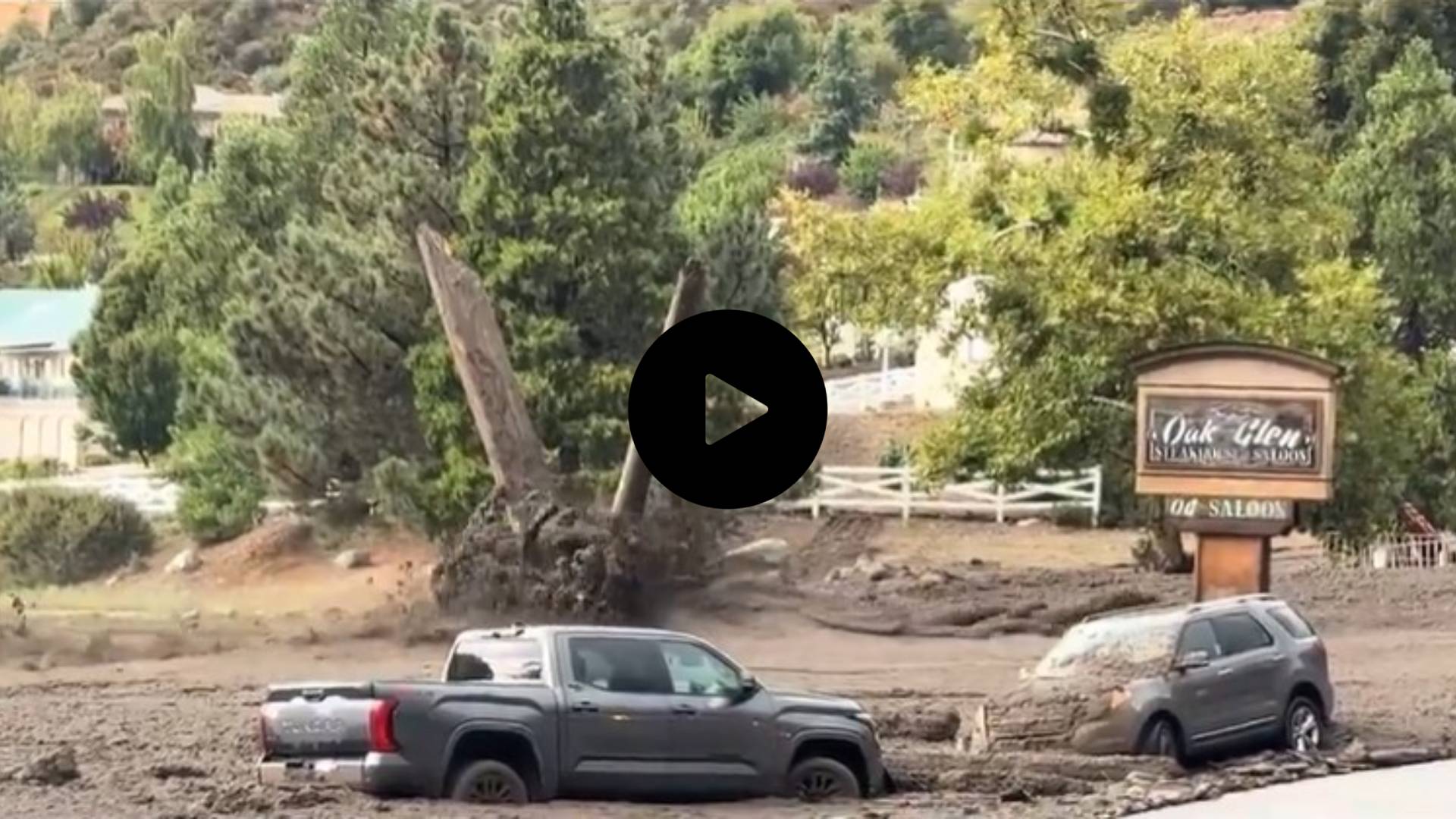Autos quedan atascados en lodo tras fuertes tormenta
