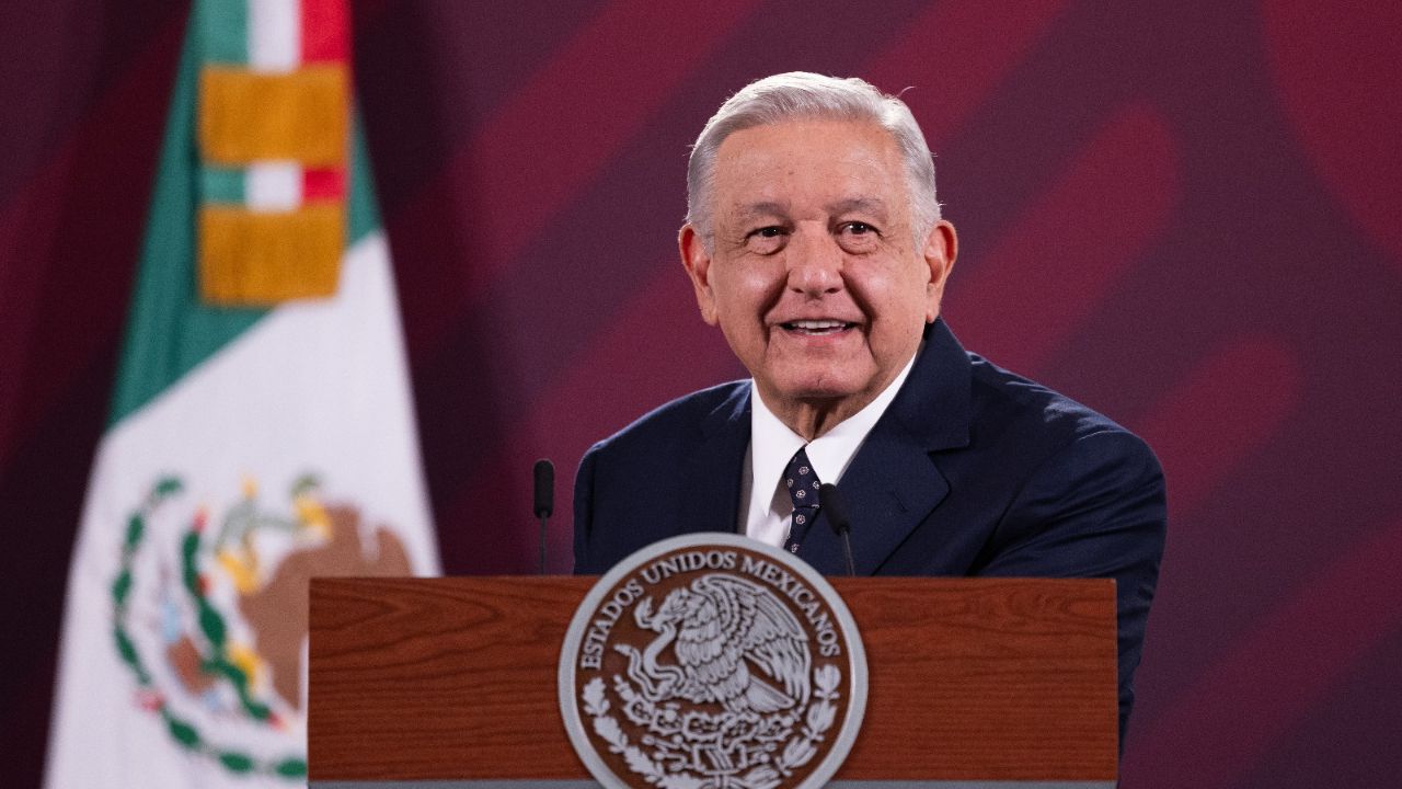 AMLO celebra que es el streamer más visto y abre canal de WhatsApp