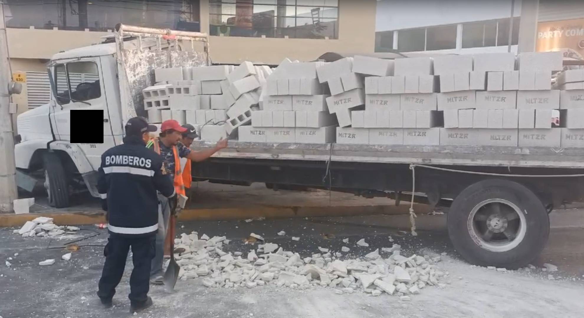 VIDEO: Fuerte accidente de camión de carga provoca denso tráfico en la ...