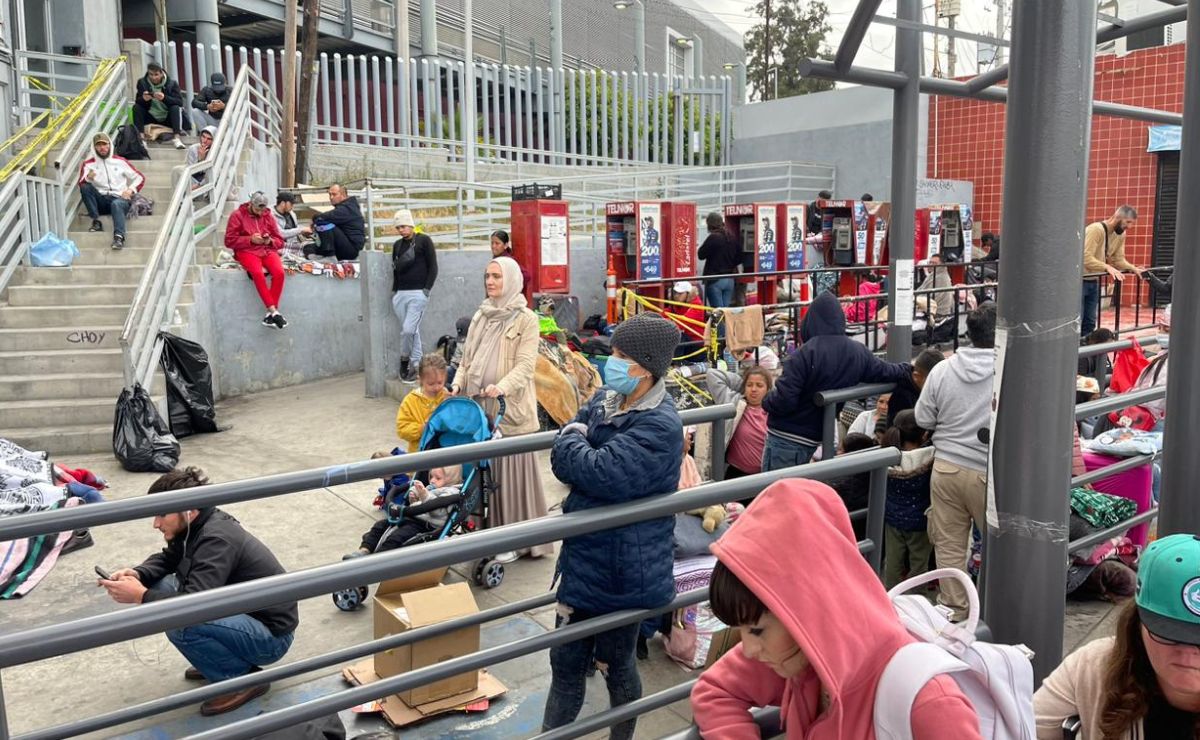 Sigue campamento migrante de Tijuana en garita de San Ysidro