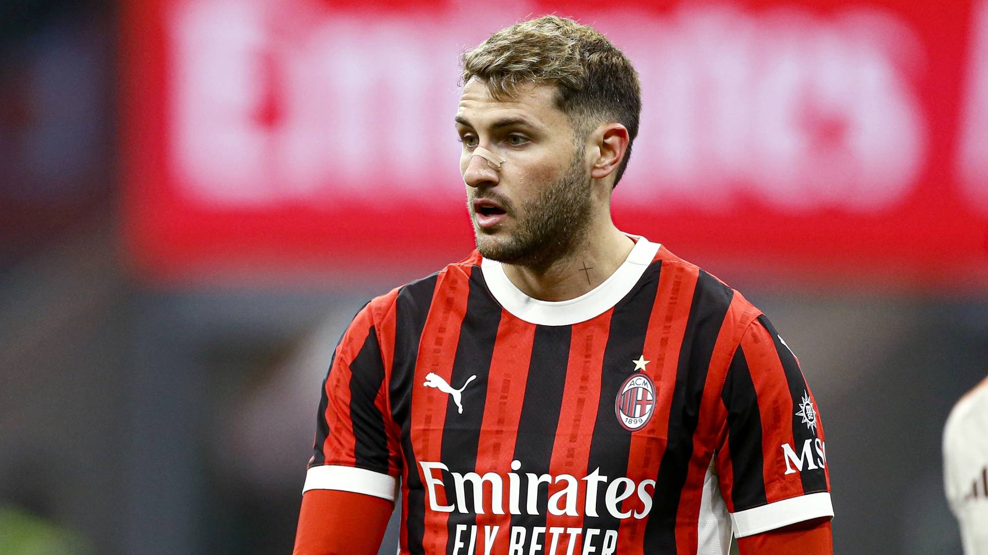 Aficionados del Milan explotan contra Santiago Gimenez