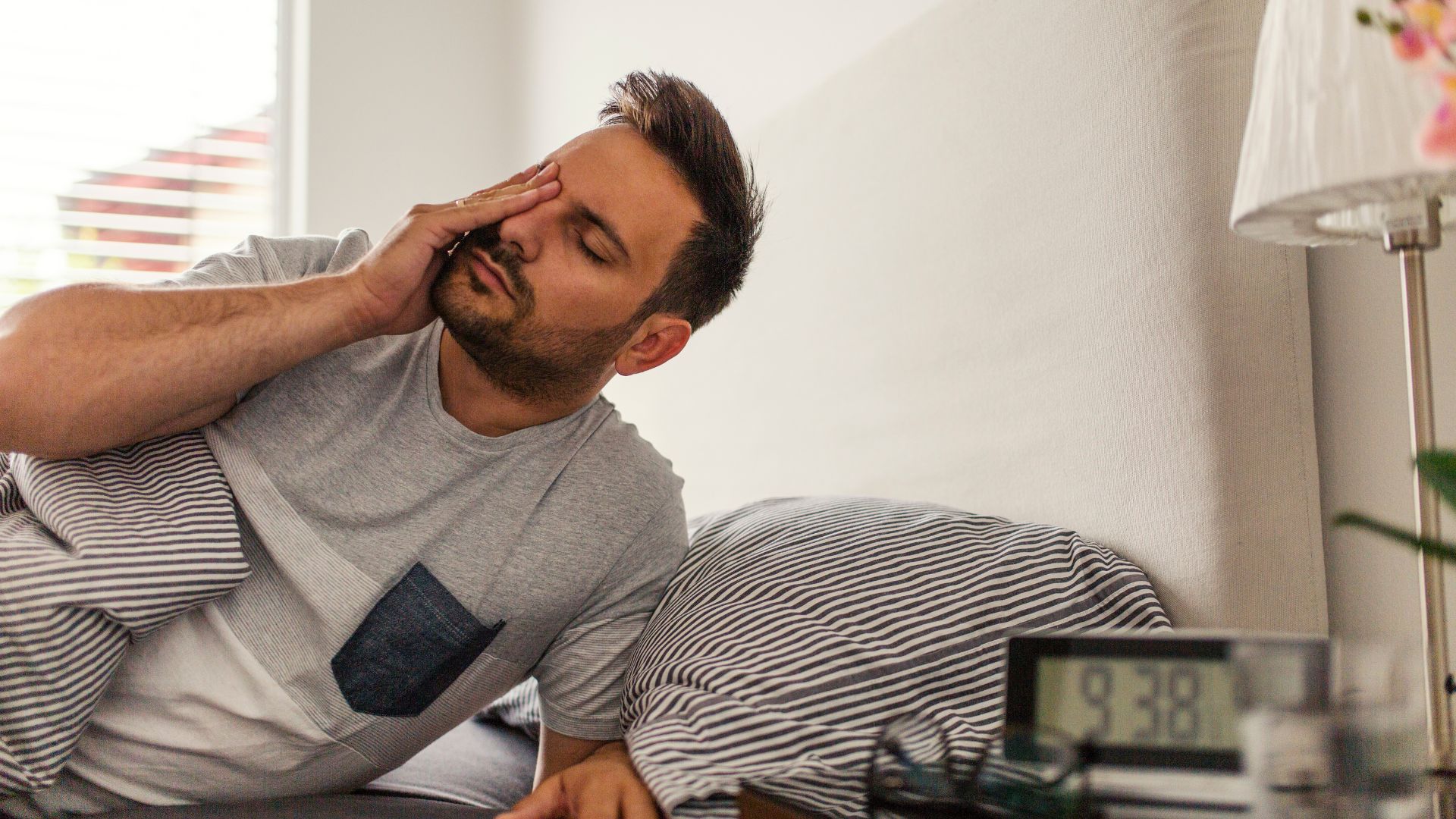 Por qué despierto cansado aun cuando sí duermo bien: una experta lo aclara