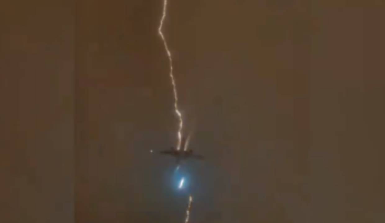 Captan el momento en que rayo impacta a un avión durante un despegue; video