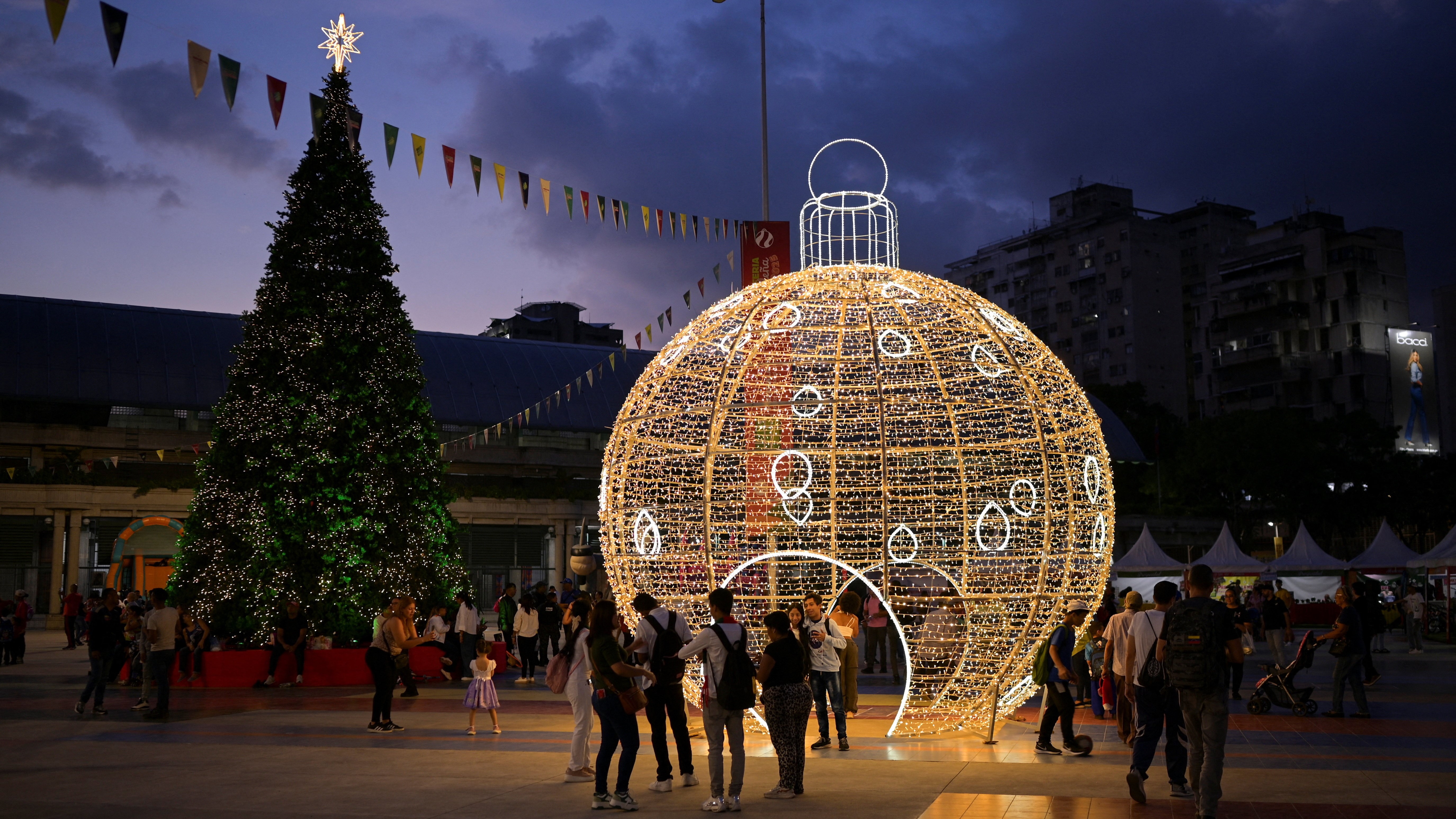 Navidad adelantada en Venezuela: fiesta masiva en Caracas en medio de ...