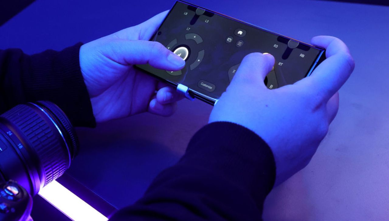 VIDEO: Javier Matuk nos muestra el celular con ventilador para gamers