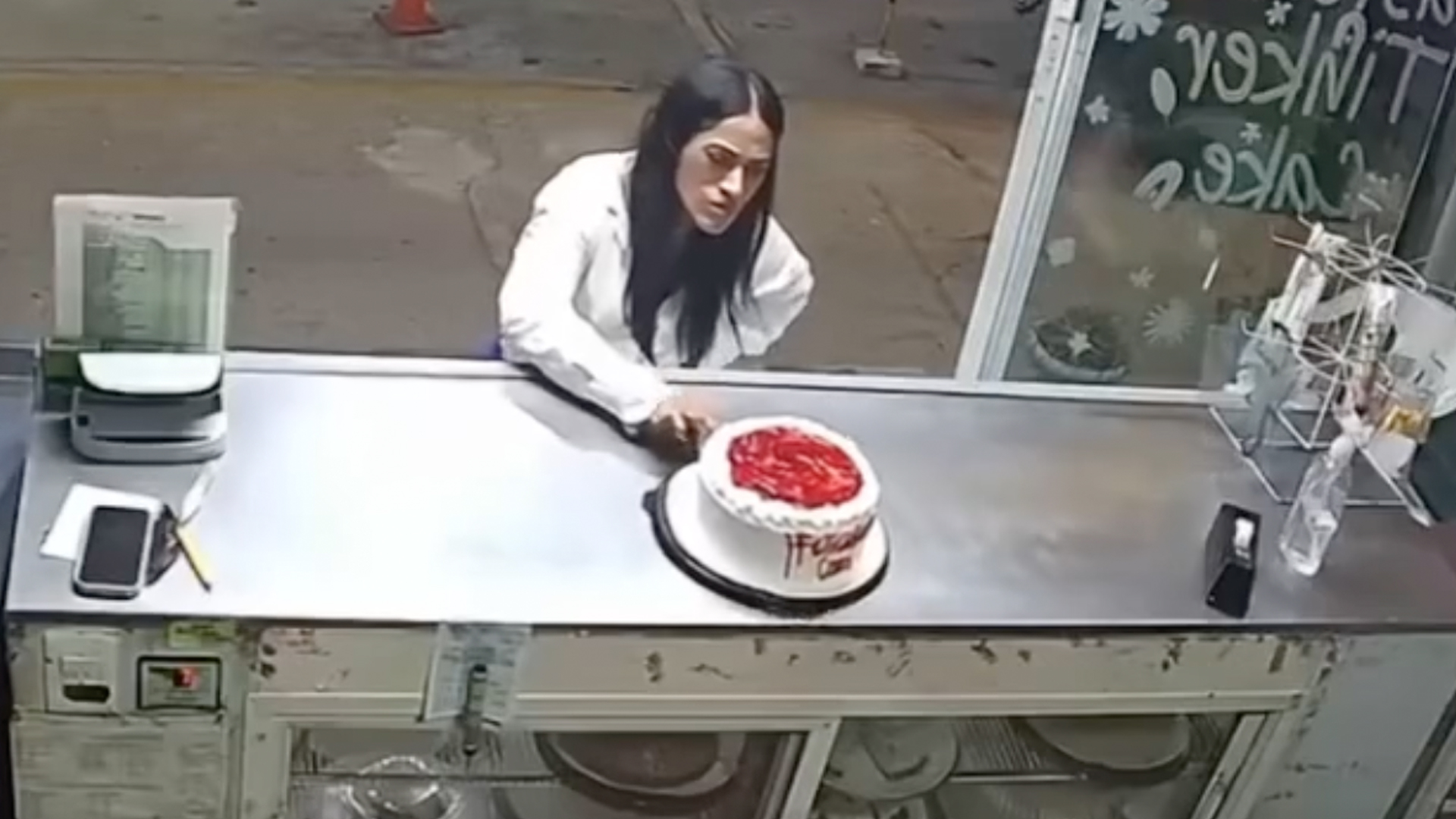 Mujer roba pastel en Acapulco y huye en camioneta de lujo: VIDEO