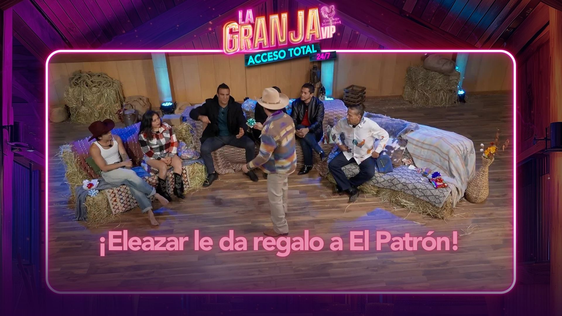 Eleazar Gómez sorprende a El Patrón al DARLE UN REGALO. "¿No es una bomba?"