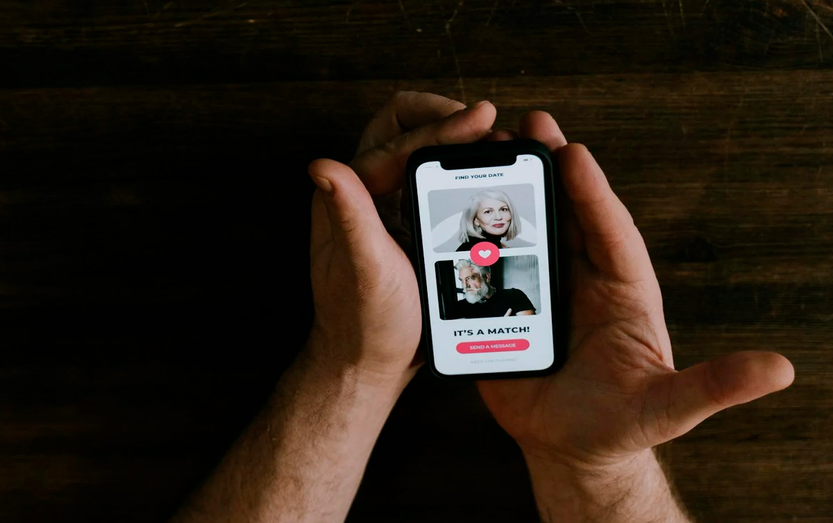 Tips para que tu bio de Tinder brille según una experta