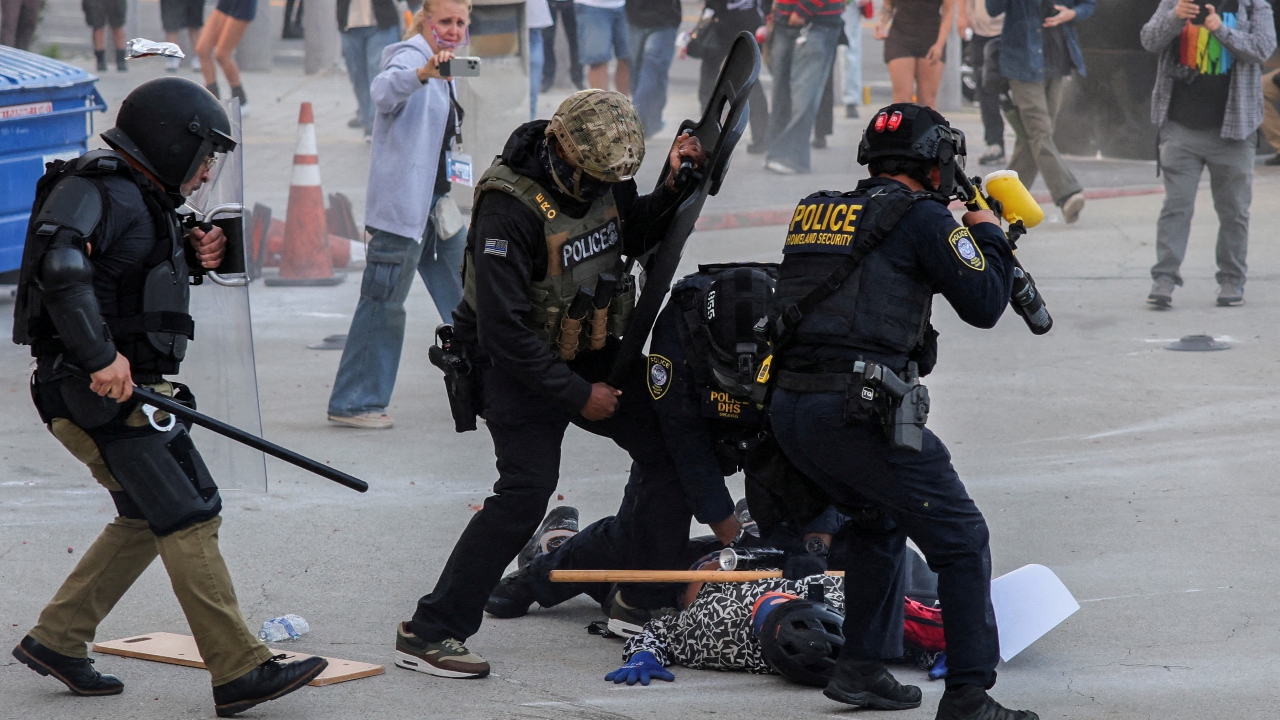 La alcaldesa de Los Ángeles impone toque de queda por disturbios anti-ICE