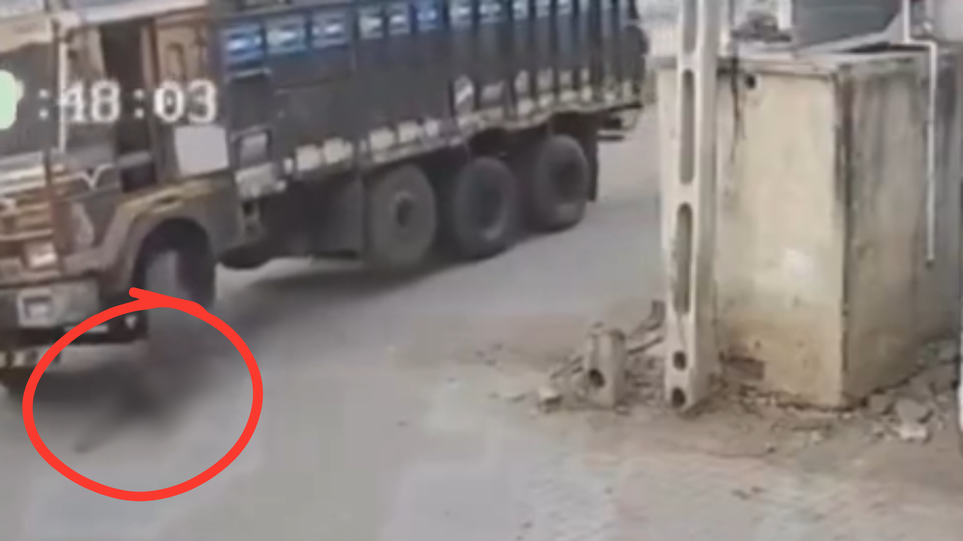 Camión atropella a hombre en un mercado en India, video viral