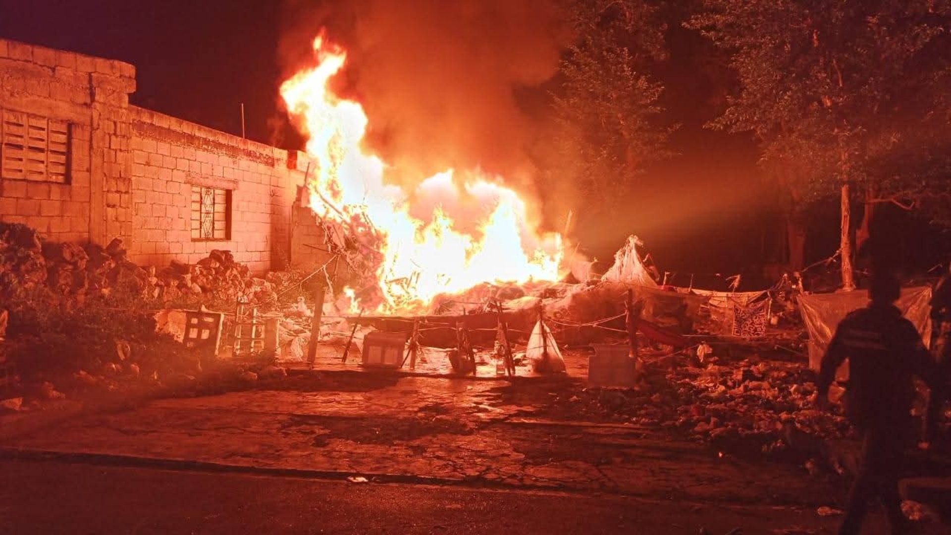 Incendio en la colonia San Román deja severos daños materiales