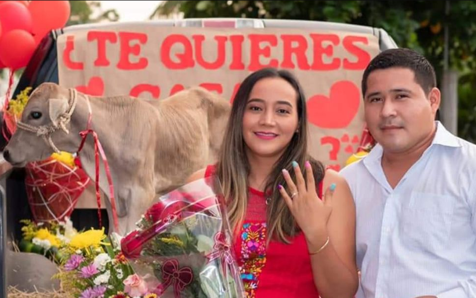 FOTOS: Joven pide matrimonio a su novia con un becerrito en Tabasco