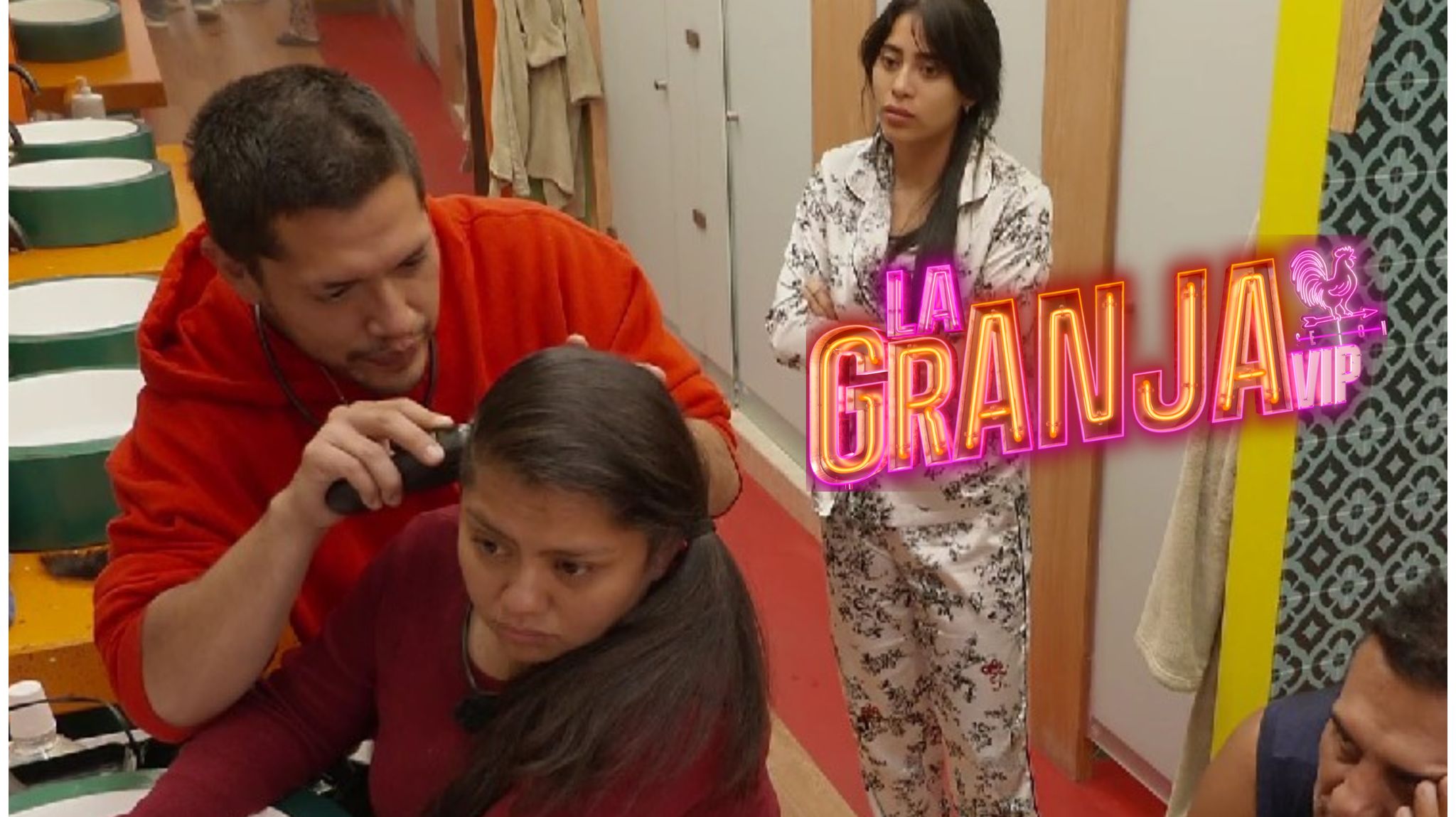La Granja VIP: ¡No puede ser! La Bea cumple reto y SE RAPA la mitad de ...
