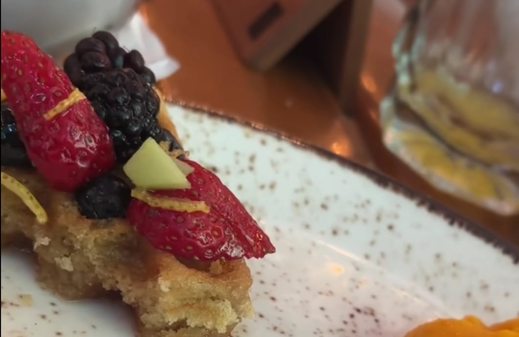 VIDEO: Los corren de buffet por comer mucho