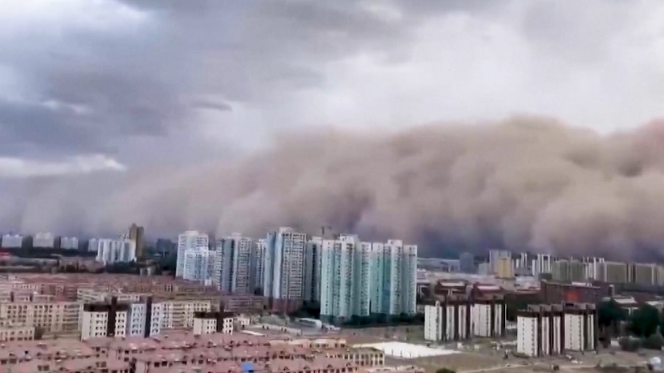 Tormenta de arena envuelve a la ciudad de Hami en el noroeste de China