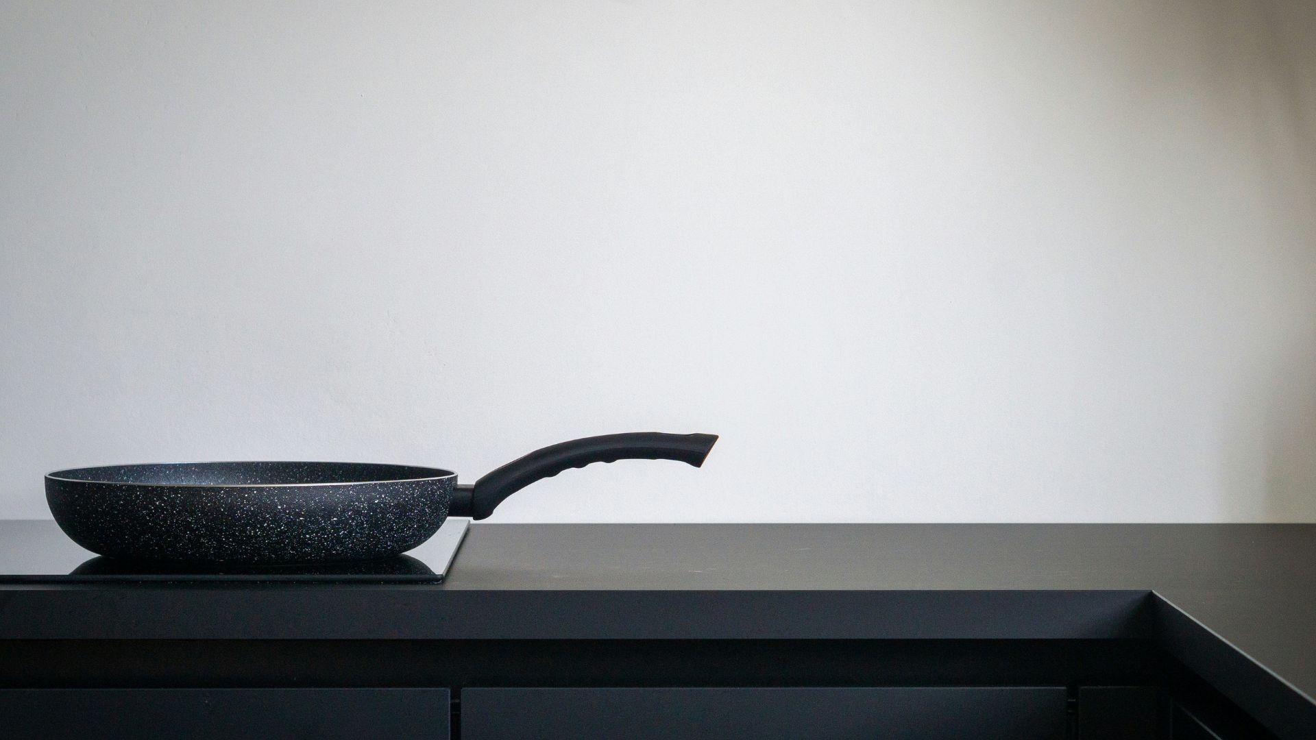 ¿Cómo eliminar el cochambre de los sartenes?