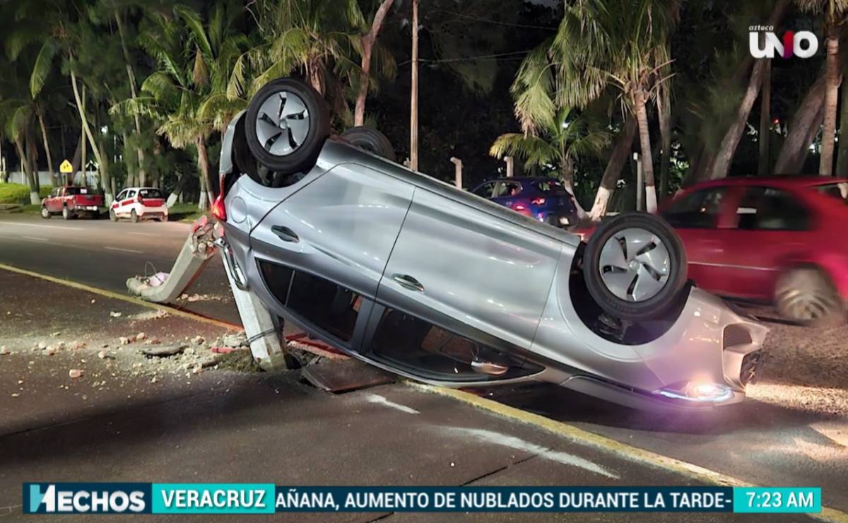 VIDEO: Choque y volcadura deja dos lesionados en avenida Universidad
