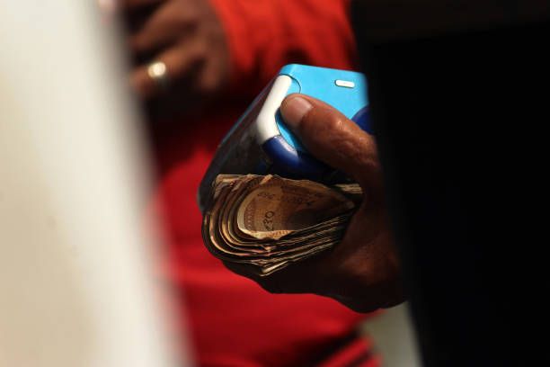 Adiós a tarjetas: Implante de microchip permitirá pagar con la mano