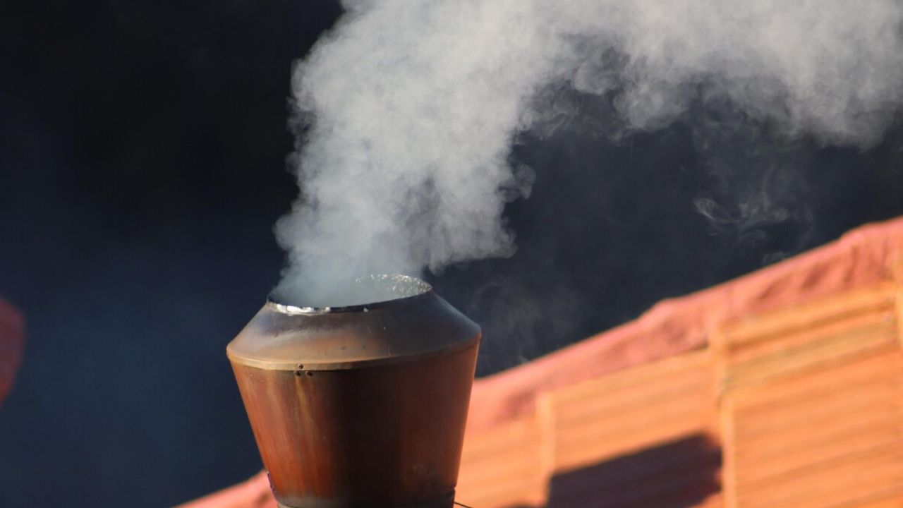 Cónclave: Qué significa el humo negro y blanco en la elección del Papa