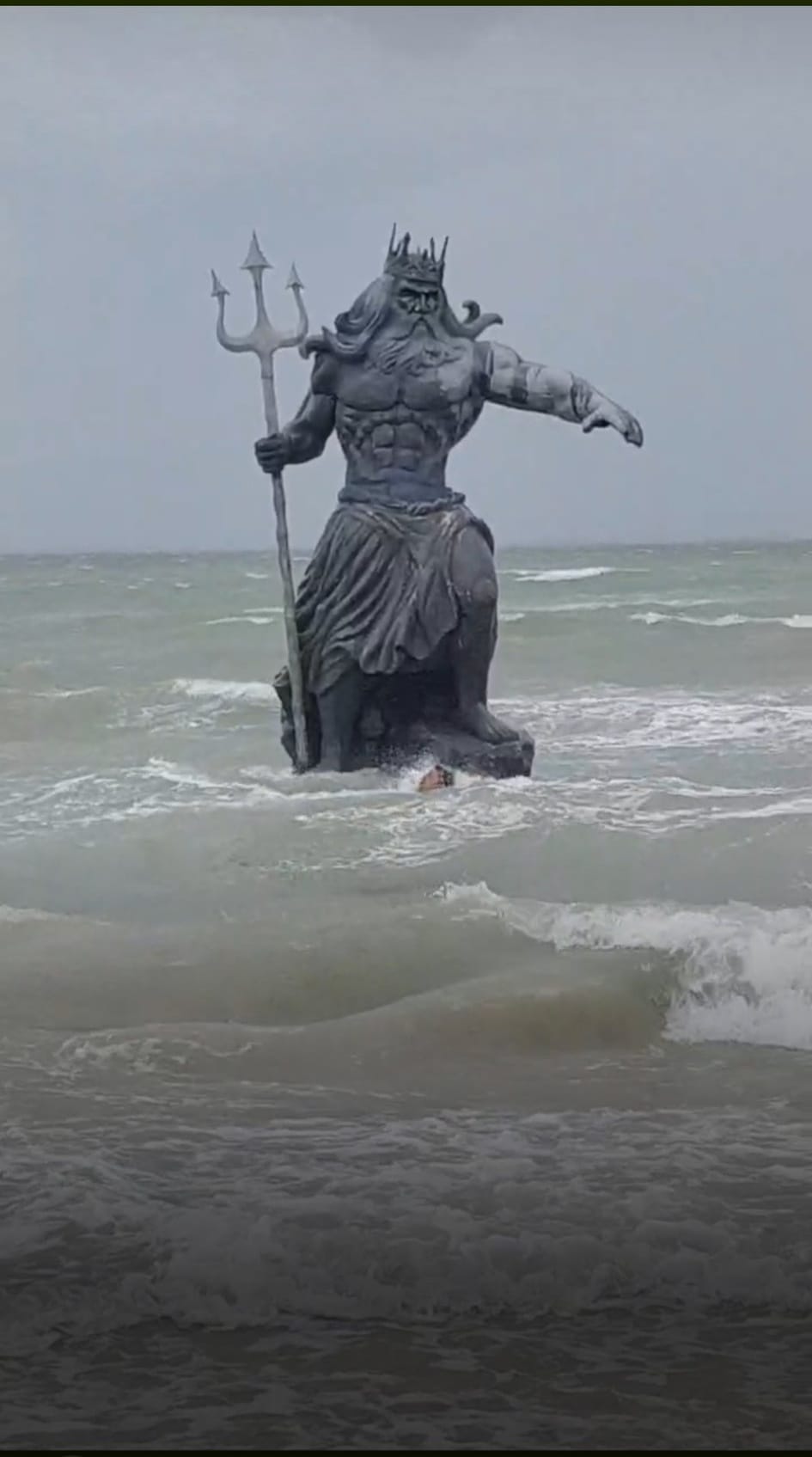 Estatua de Poseidón: yucateco se adentra para tocar el monumento en ...