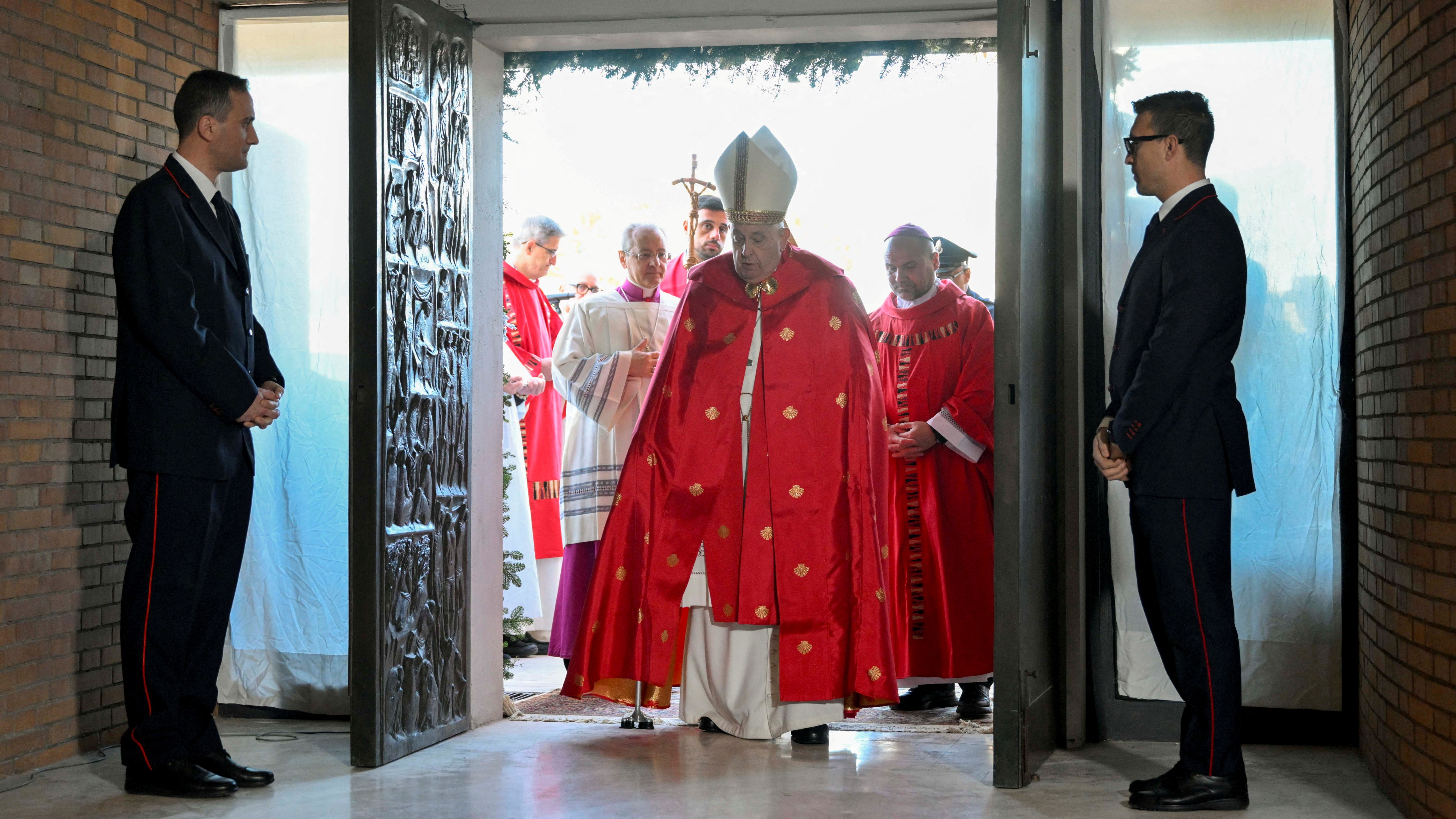 Jubileo Católico 2025: Papa Francisco abre 'Puerta Santa' en cárcel de Roma