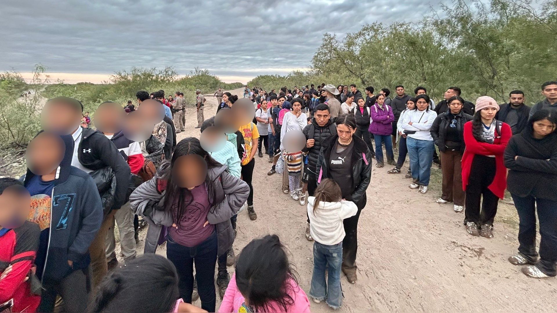 La policía de Texas rescata a más de 200 migrantes, 57 niños entre estos