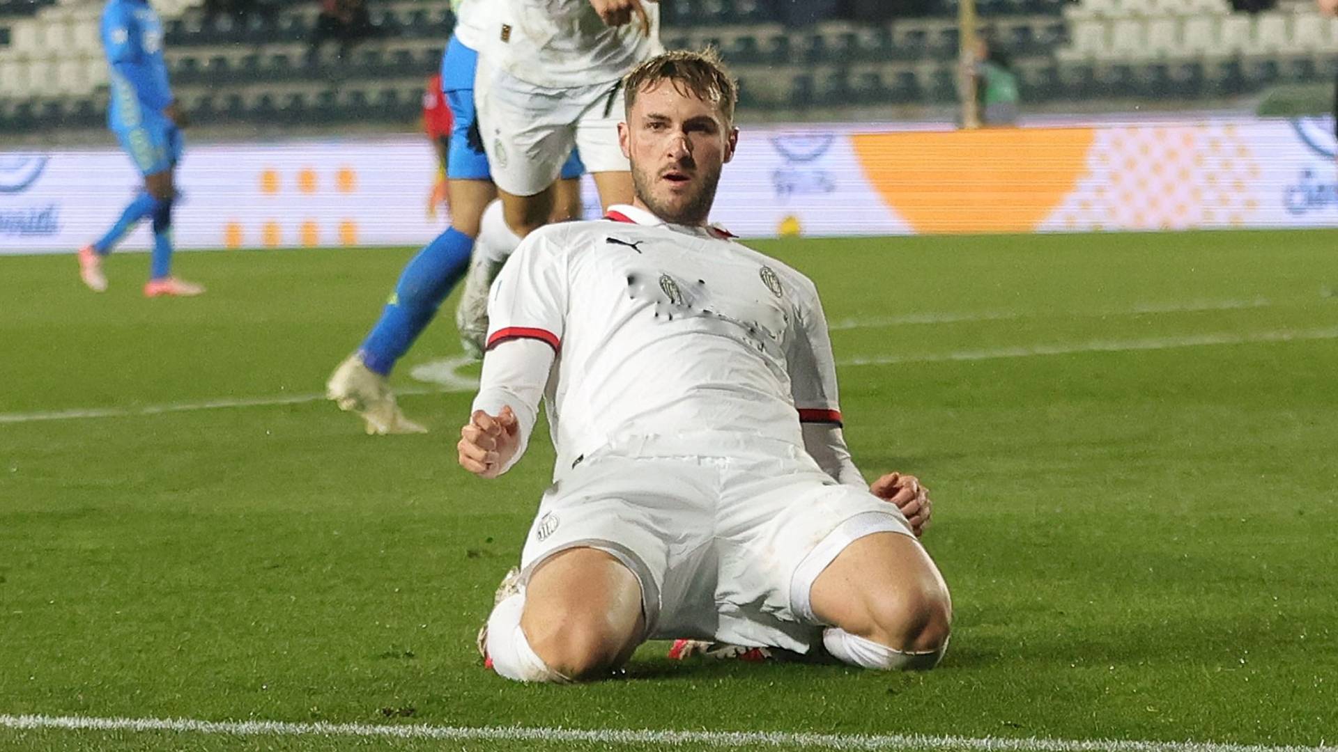 Santiago Giménez anota su primer gol con el Milán