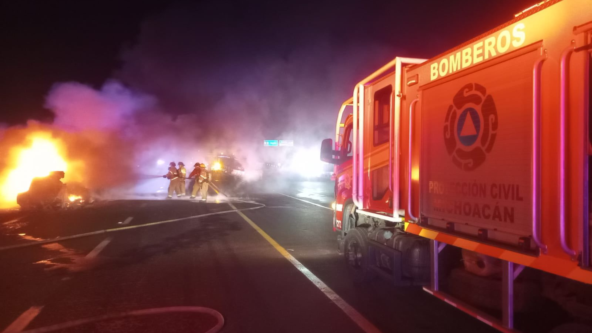 Pipa se incendia en carretera de Michoacán hoy martes 6 de enero 2026 ...