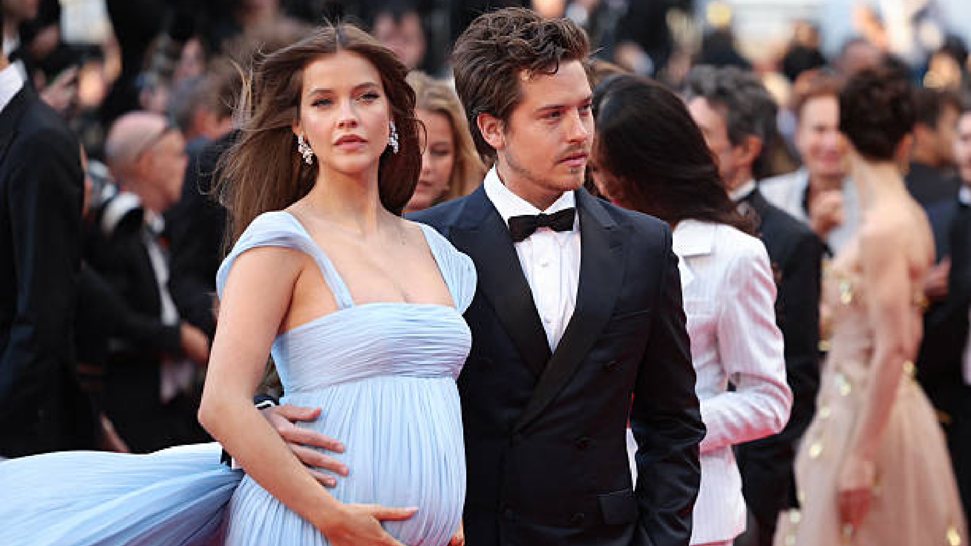 Barbara Palvin y Dylan Sprouse anuncian embarazo en Festival de Cannes 2026