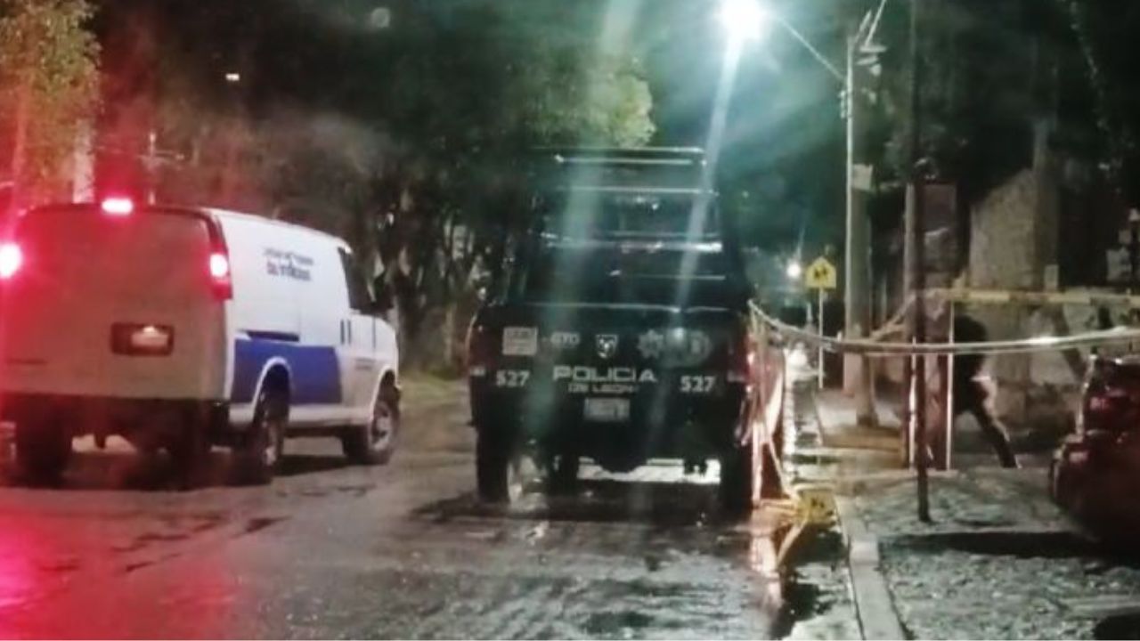 Hallan a persona muerta envuelta con cobijas en colonia Lomas de Echeveste, León