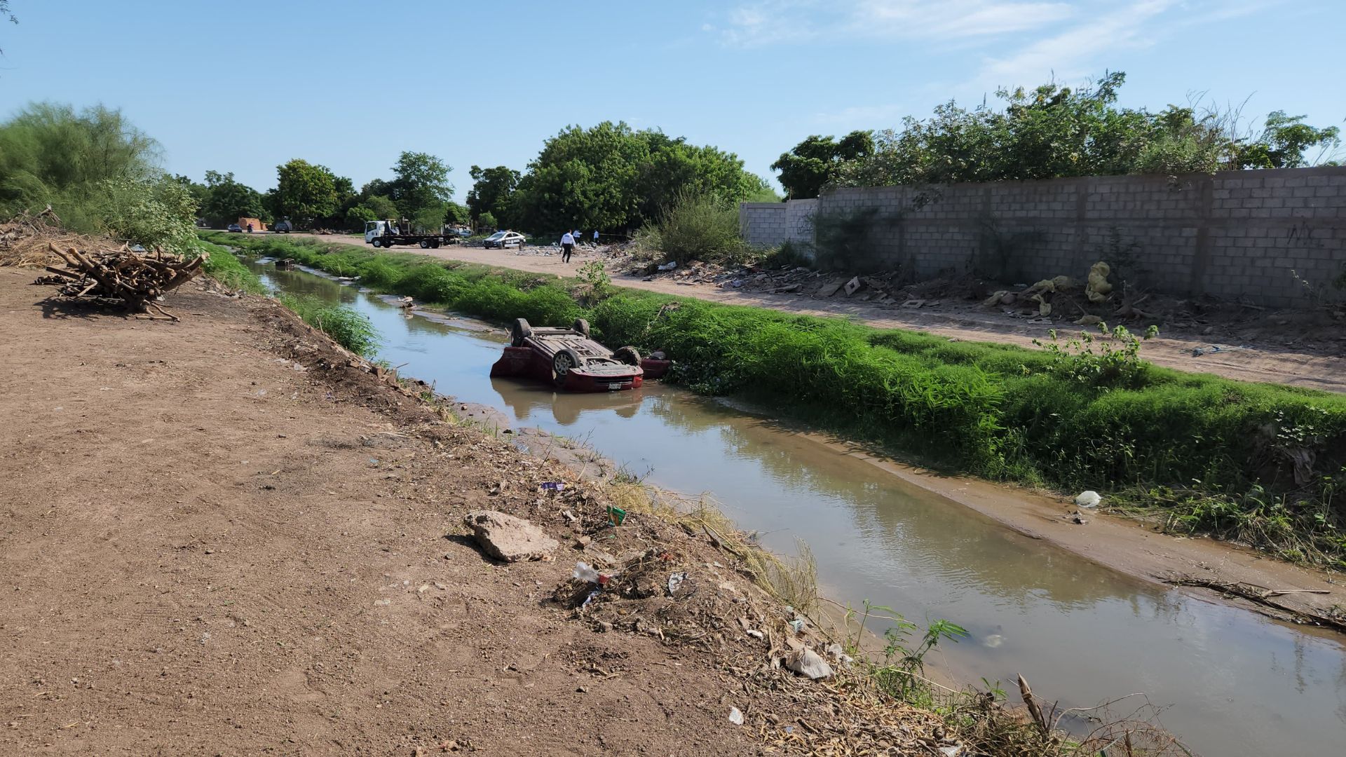 Muere conductor tras volcarse en un canal de la colonia Tabachines 2 ...