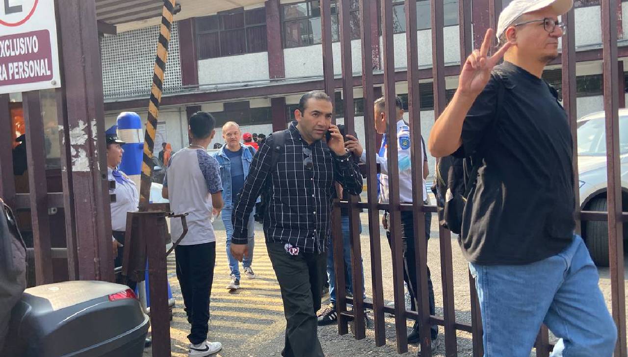 Encapuchados ingresan a la Voca 8 del IPN por la fuerza