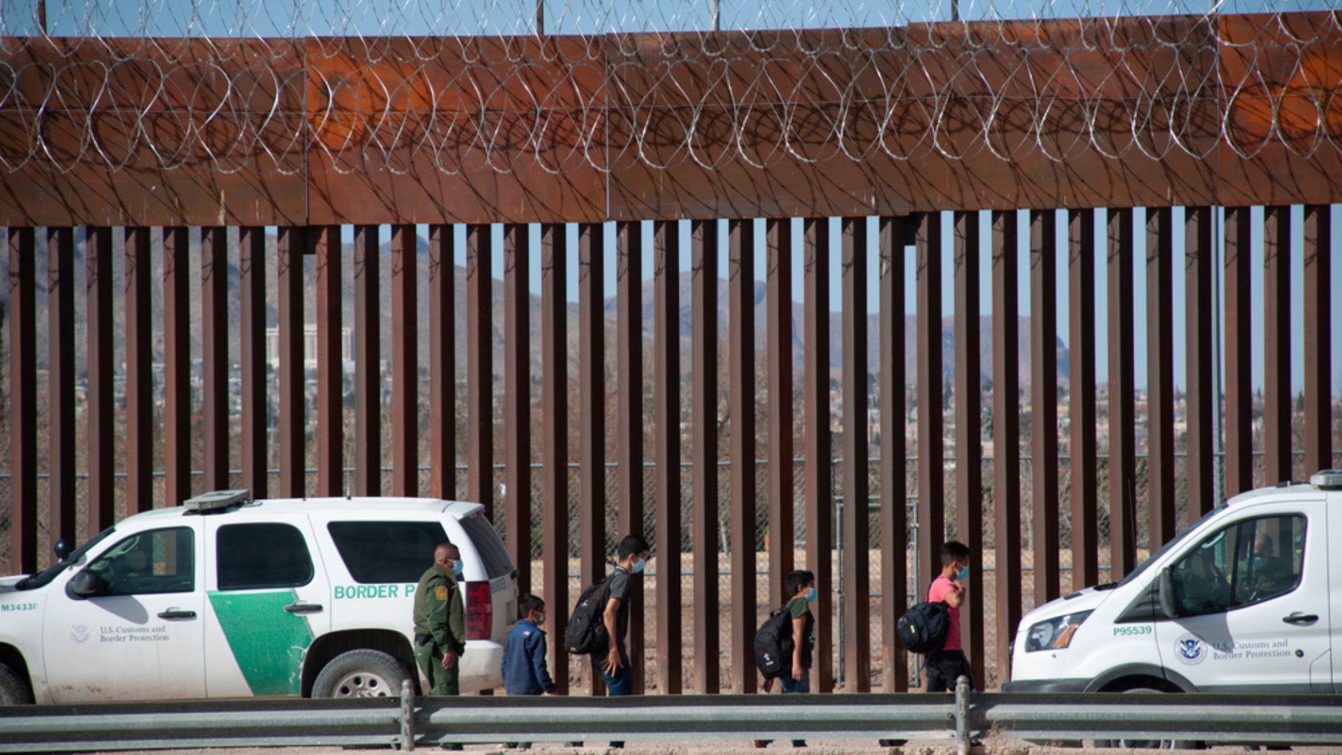En un puerto de entrada de California, la CBP revisó un vehículo y ...