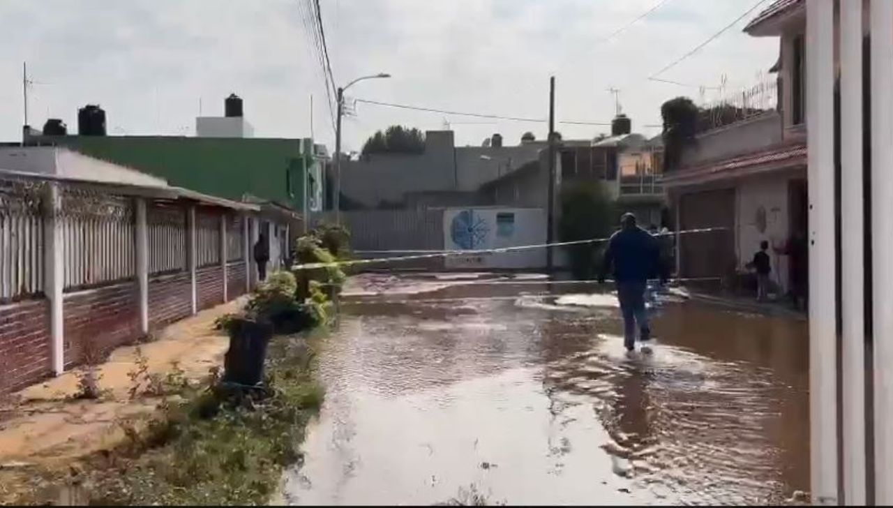 Fuga de agua provoca inundación de calles en Ecatepec