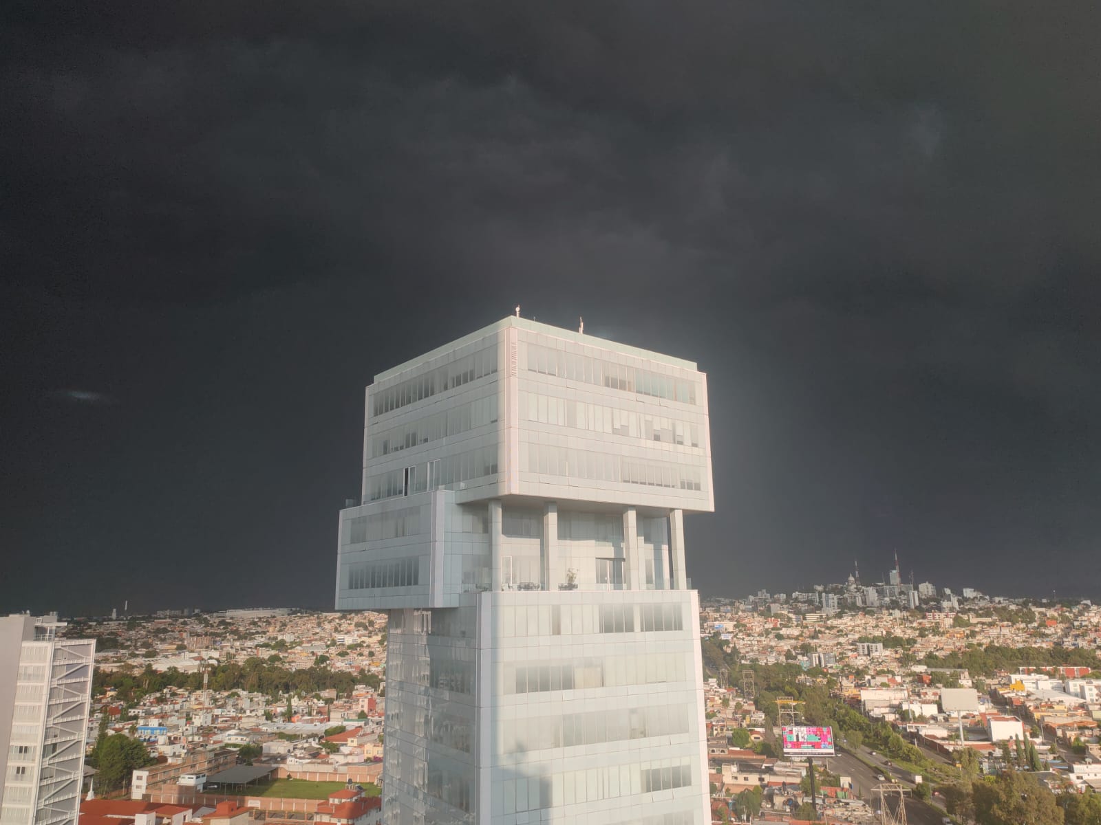 Cielo se pone NEGRO en Puebla esta tarde en esta zona; ¿dónde lloverá hoy?