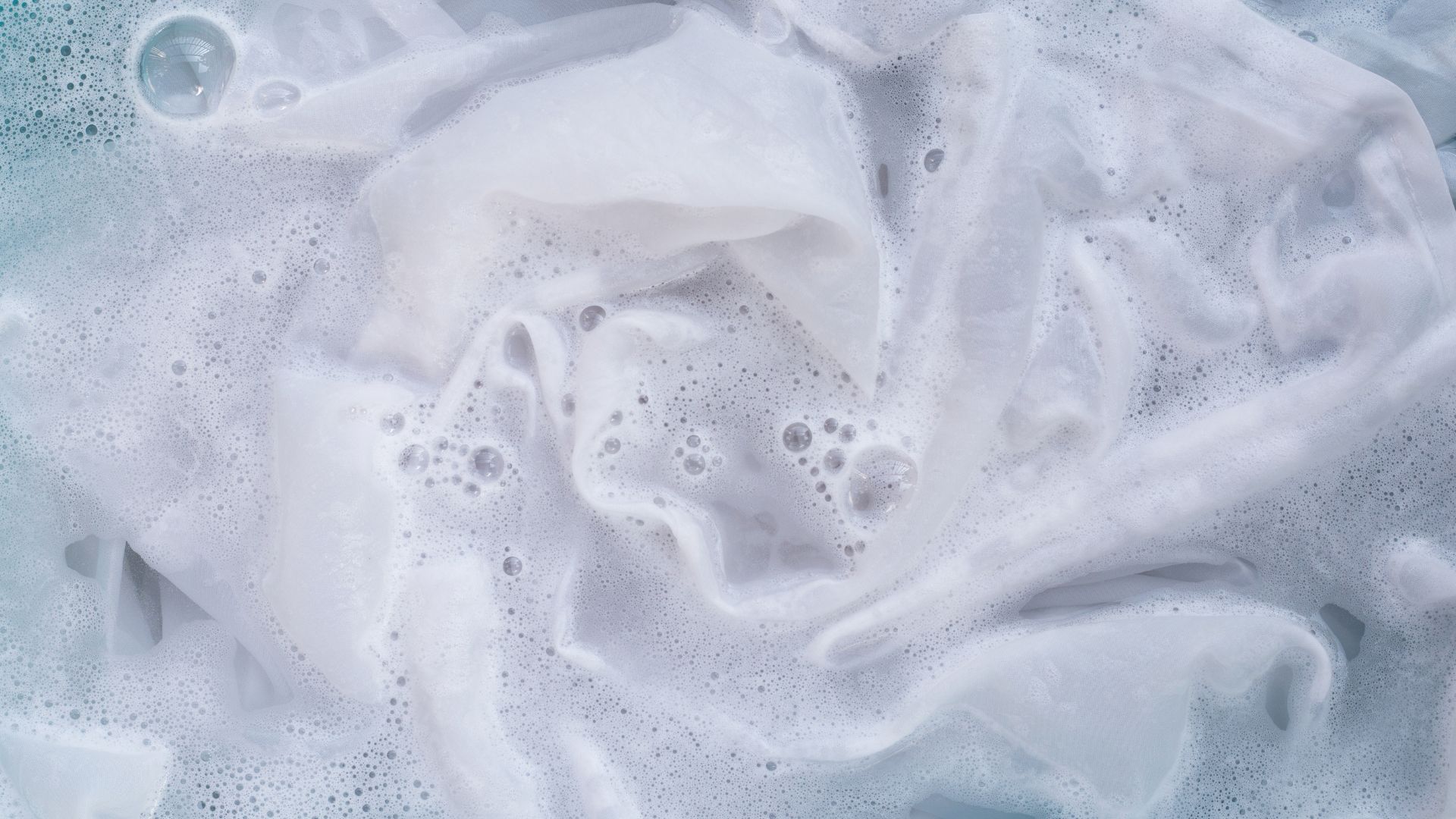 El truco para quitar la grasa de los trapos de cocina