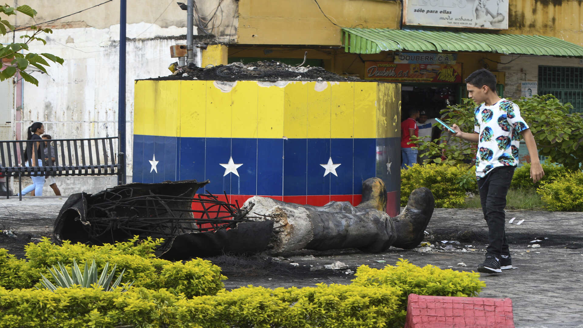 Estatuas de Hugo Chávez en Venezuela son blanco de ataques