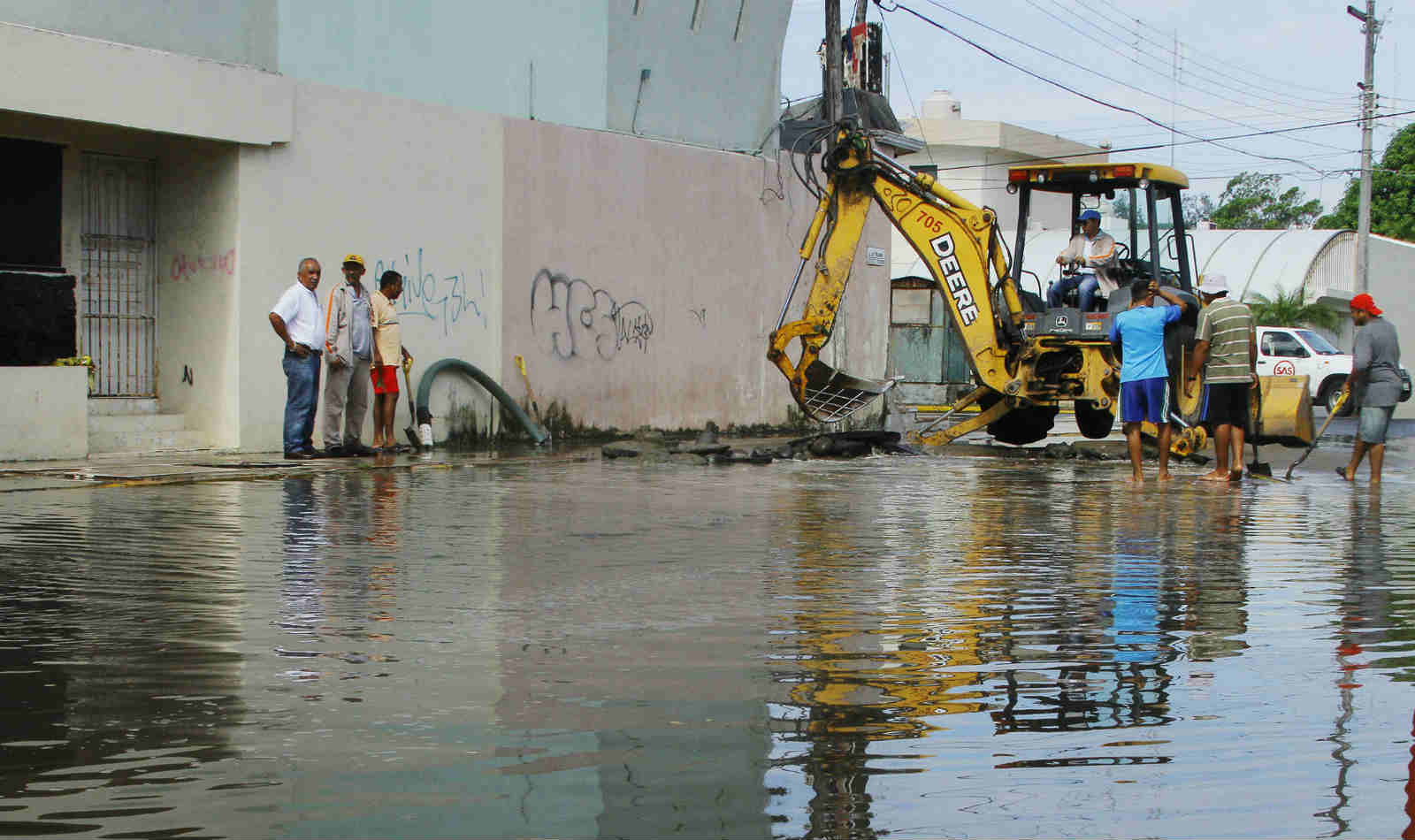 Falta de mantenimiento en redes de tuberías viejas causan fugas de agua ...