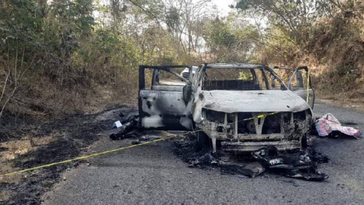 Hallan camioneta con 6 cuerpos calcinados en Michoacán