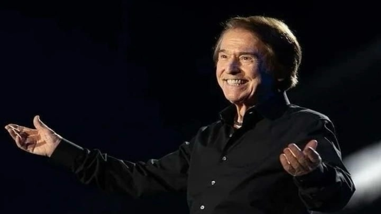 Hospitalizan al cantante español Raphael tras sufrir un fallo ...