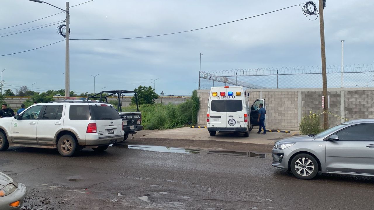 Hallan dos muertos envueltos en una cobija en Culiacán