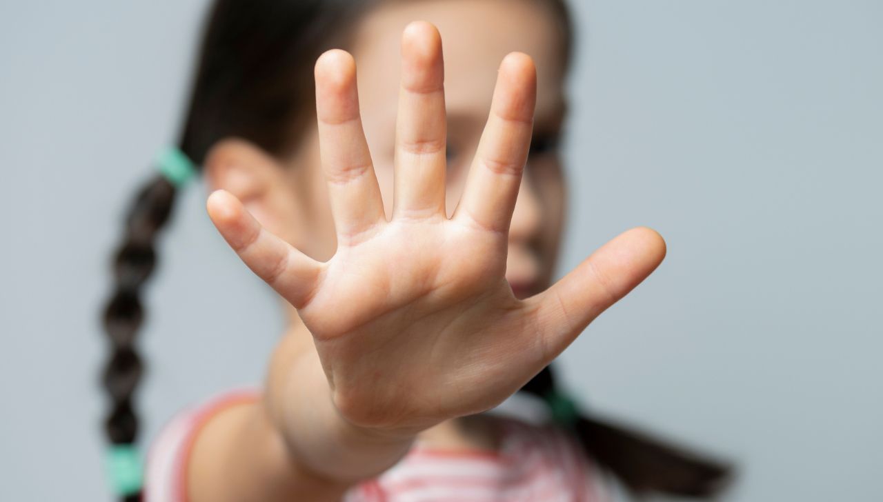 Niña de tres años estaba atada con un cable en el patio de su casa en ...